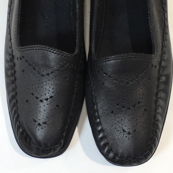 Softspots | Shoes | Softspots Black Pierced Leather Loafer Moc Narrow ...